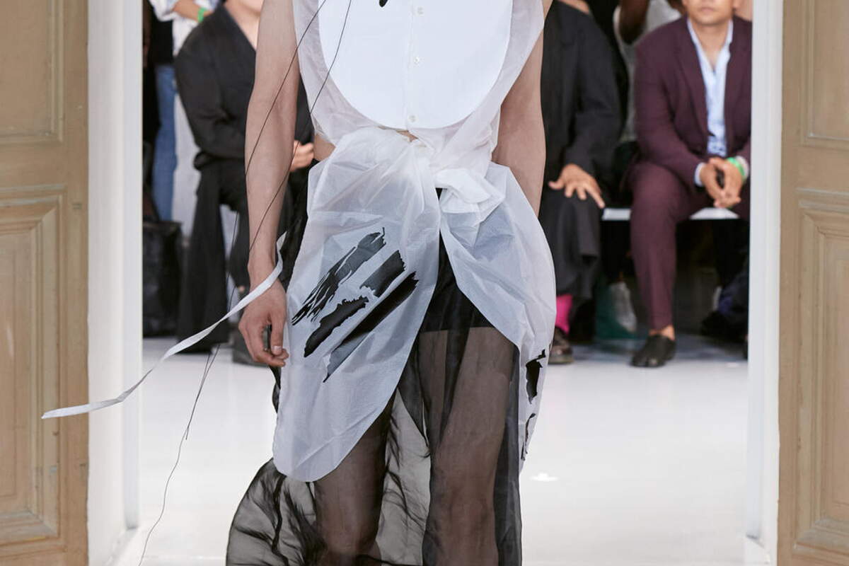 PARIS - SLING STONE : défilé printemps-été 2024 - Harper's Bazaar