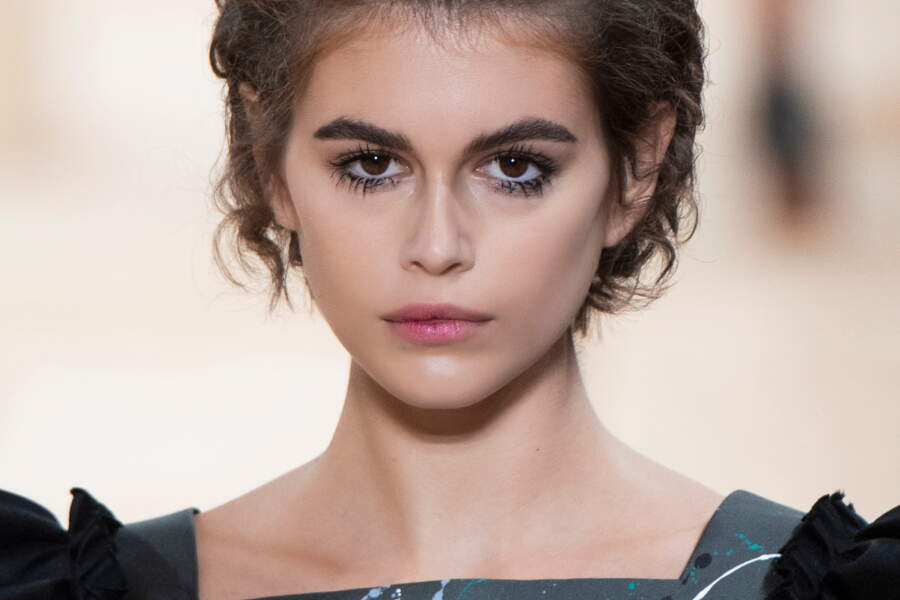 Kaia Gerber en 10 looks beauté repérés sur les podiums - Harper's Bazaar