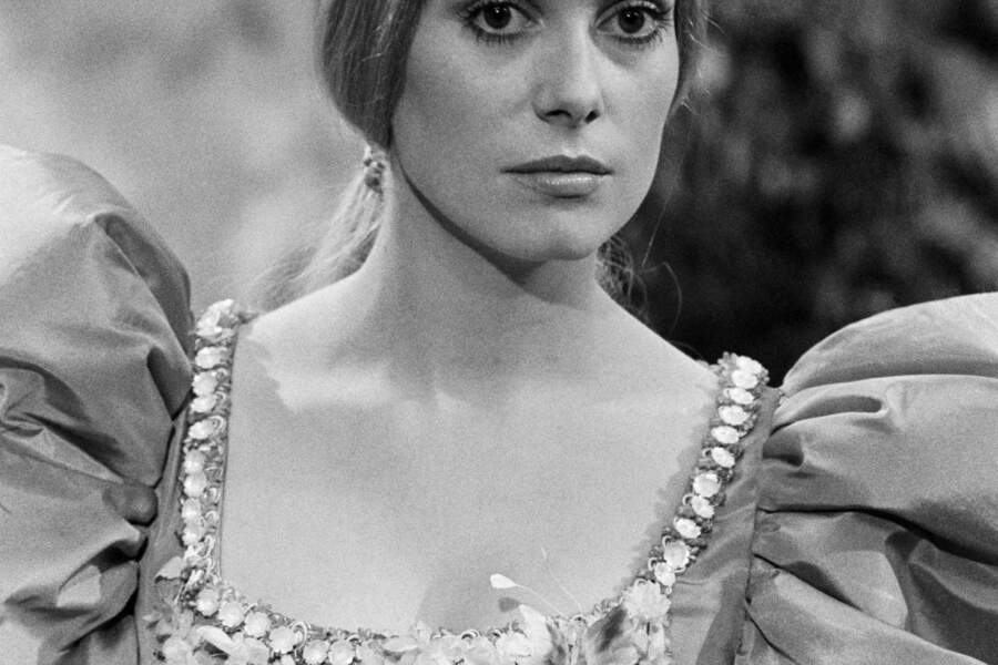 Catherine Deneuve : retour en images sur ses rôles iconiques - Harper's ...
