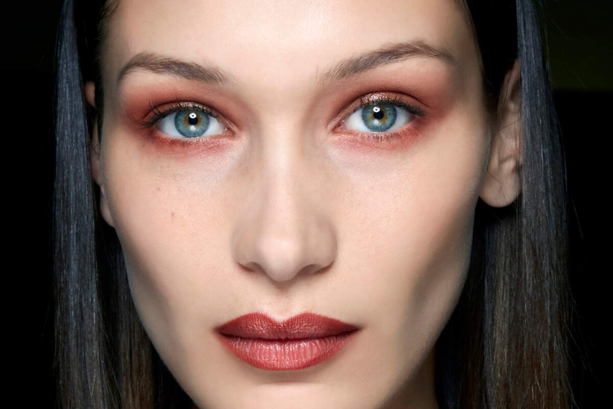 10 idées de maquillage de fête repérées sur les défilés - Harper's Bazaar