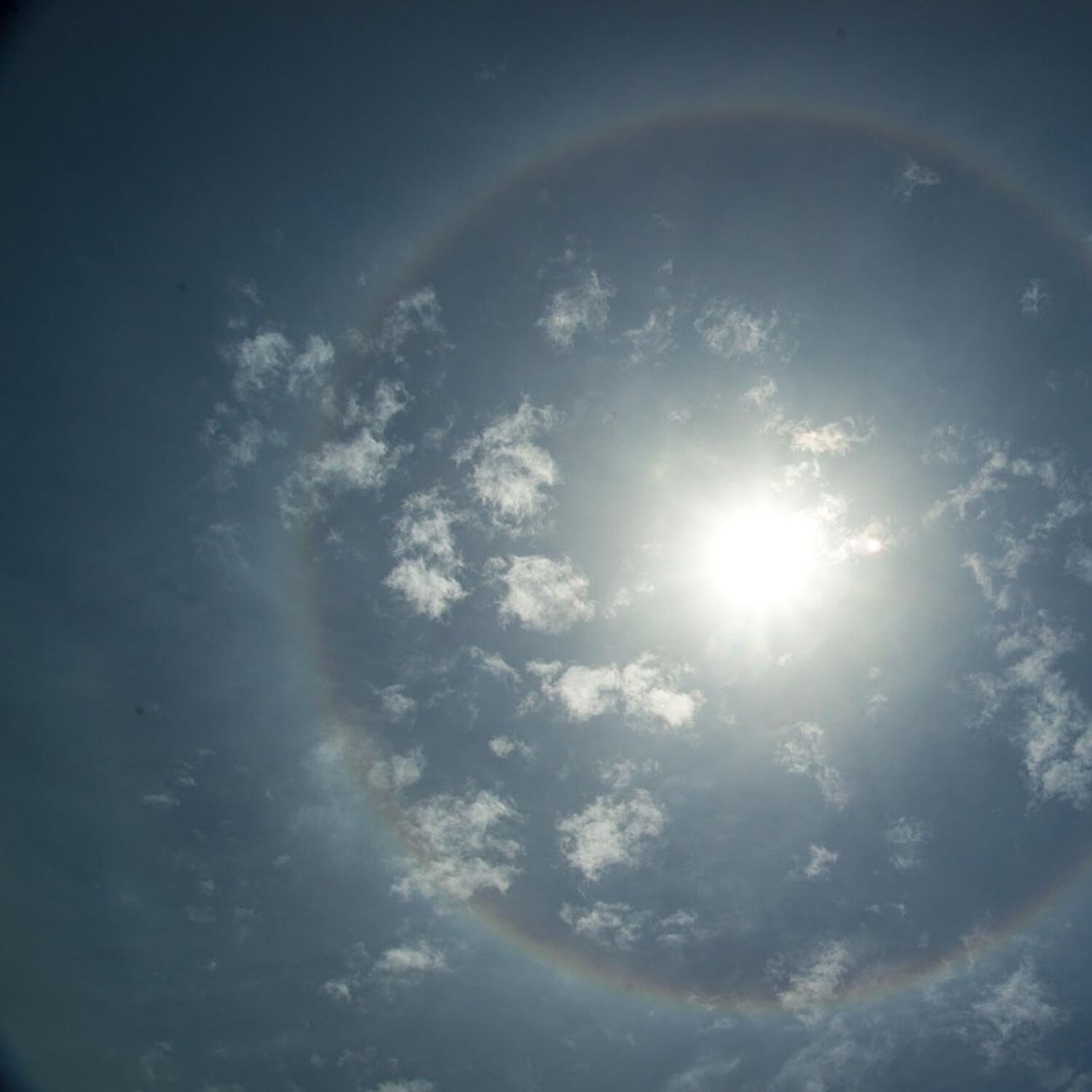 Comment se forment les halos parfois visibles autour de la lune et du ...