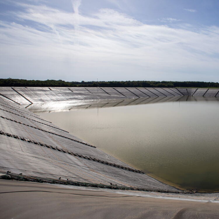 Méga-bassines agricoles : que sont ces énormes réservoirs d'eau et ...