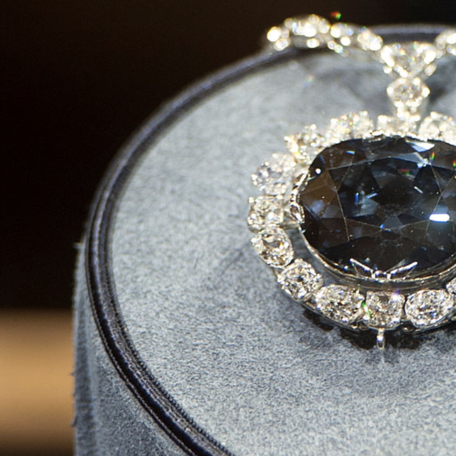 Pourquoi le diamant Hope, qui a inspiré "le Coeur de l'océan" dans ...