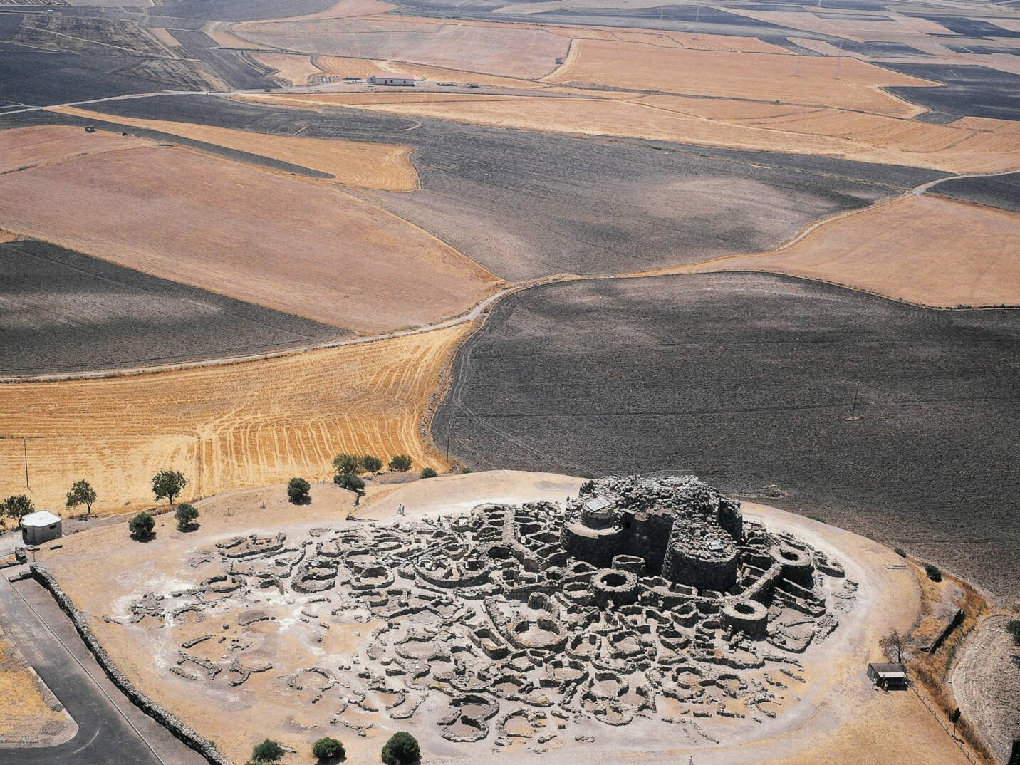 À la découverte de la civilisation méconnue à l'origine des nuraghes ...