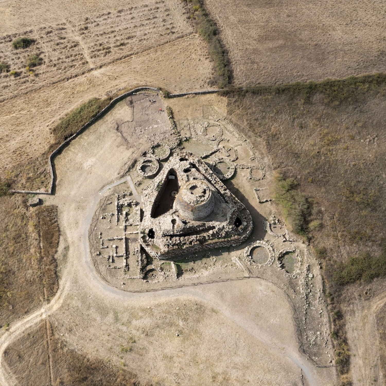 À la découverte de la civilisation méconnue à l'origine des nuraghes ...