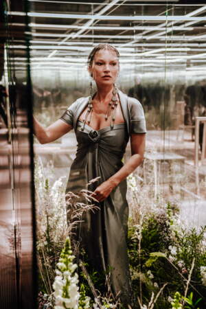 Kate Moss : en photos, ses 25 looks iconiques de défilés - Harper's Bazaar